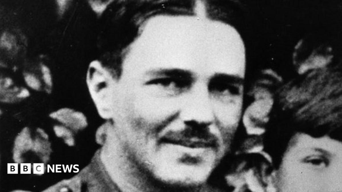 WW1 poet Wilfred Owen's Shrewsbury home to get listed status - BBC News