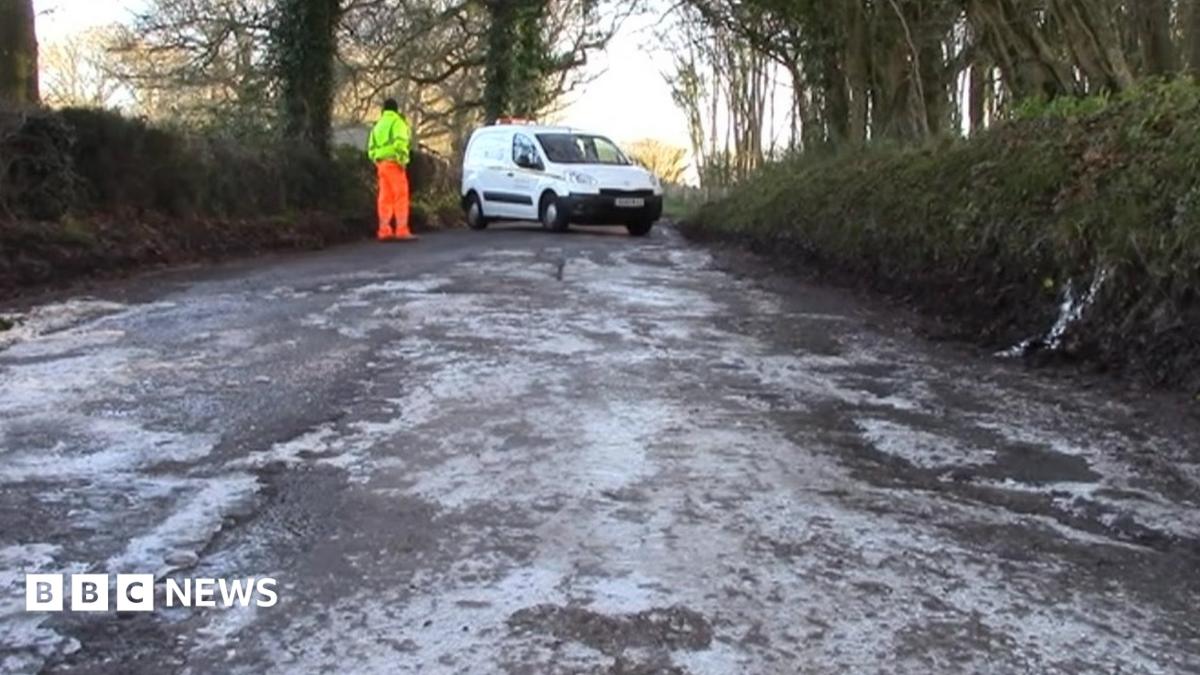 Driver dies after crash on Horam icy road - BBC News