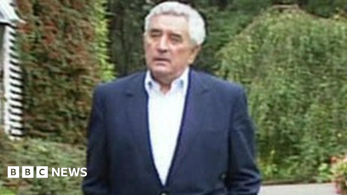 Leeds United former chairman Leslie Silver's funeral held - BBC News