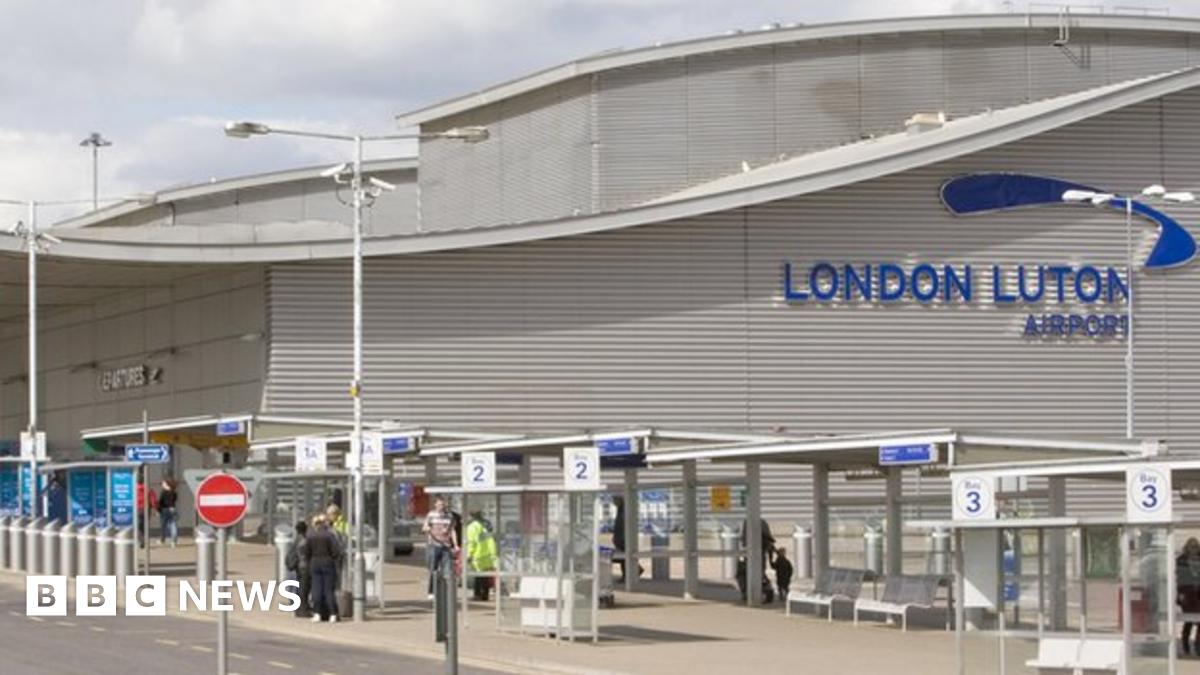 Woman in Luton Airport terror arrest after Turkey flight - BBC News