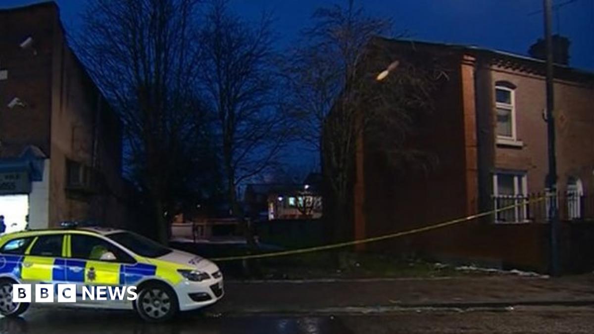 Man stabbed in chest in Derby street attack - BBC News