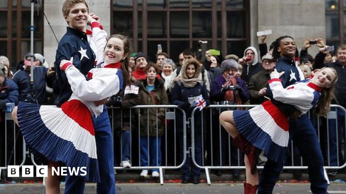 Crowds join London's New Year parade - BBC News
