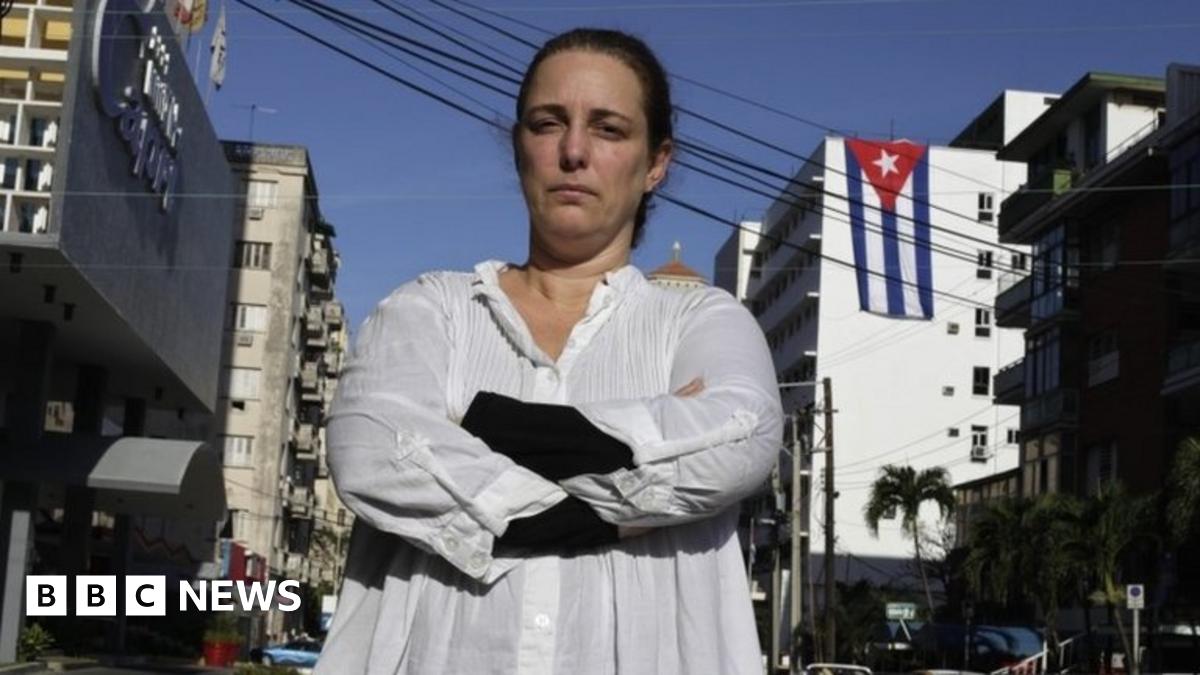 Cuban dissidents 'arrested during protest' outside jail - BBC News