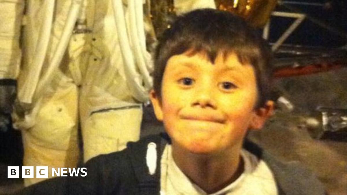 Tributes paid to Alex Robinson, boy 'killed by grandad' - BBC News