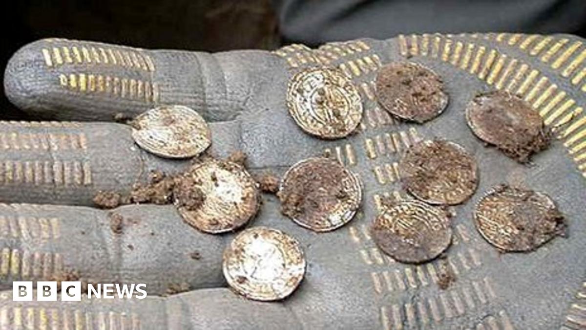 Buckinghamshire ancient coin hoard find 'unprecedented' - BBC News