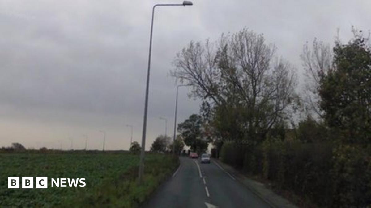 Three men arrested over Scarisbrick fatal head-on crash - BBC News
