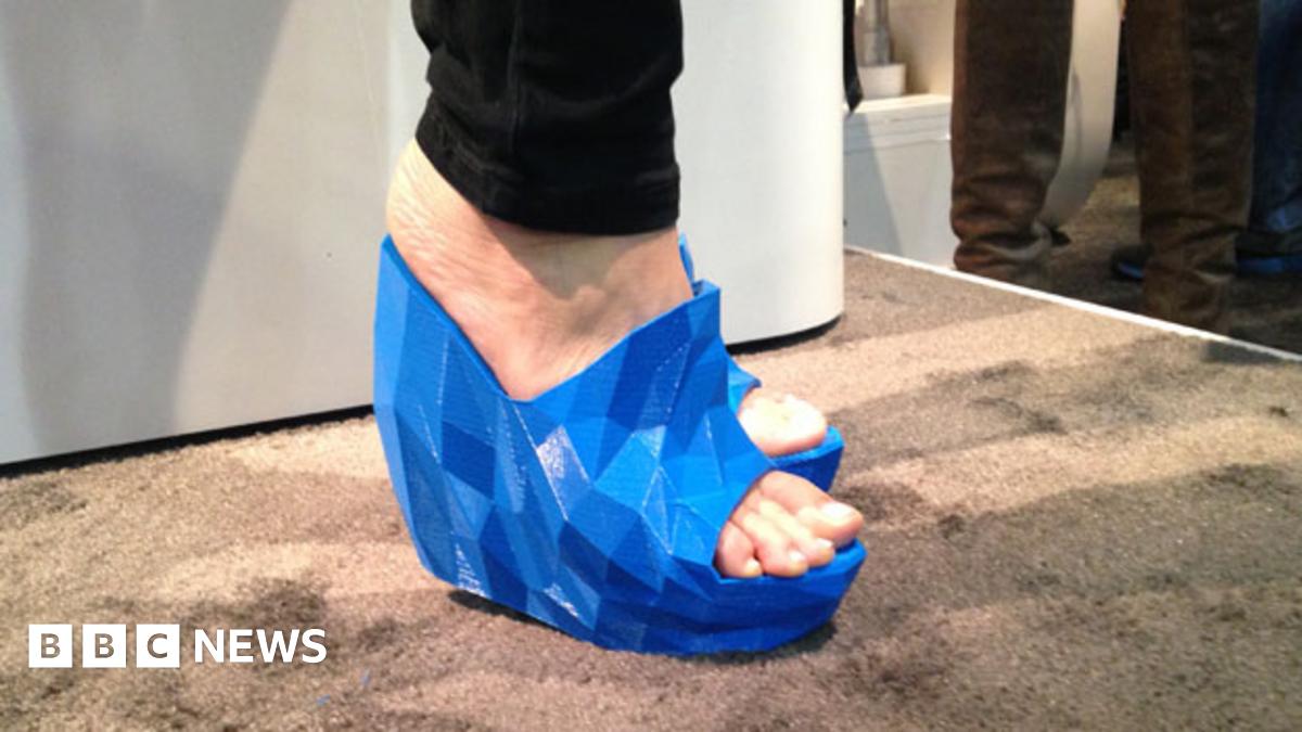 CES 2015: Hi-tech fashion at CES - BBC News