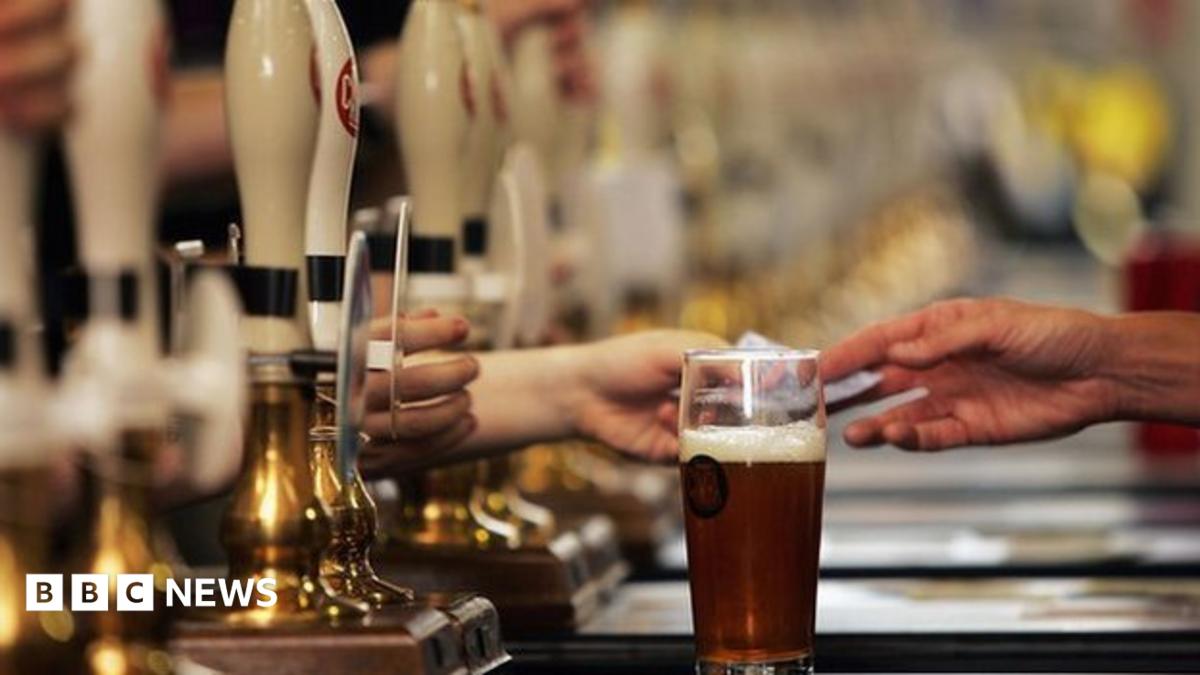 Finland: Alcohol prizes banned in pub quizzes - BBC News