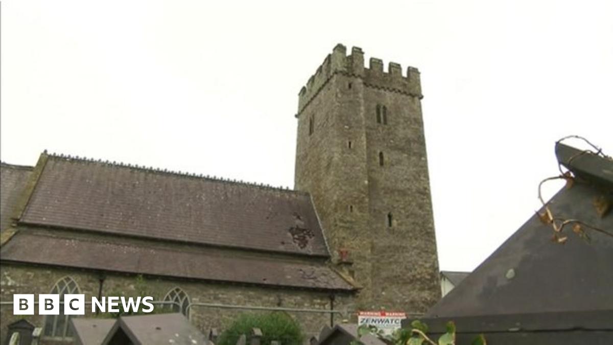 Lightning strike forces venue change for old New Year's Day - BBC News