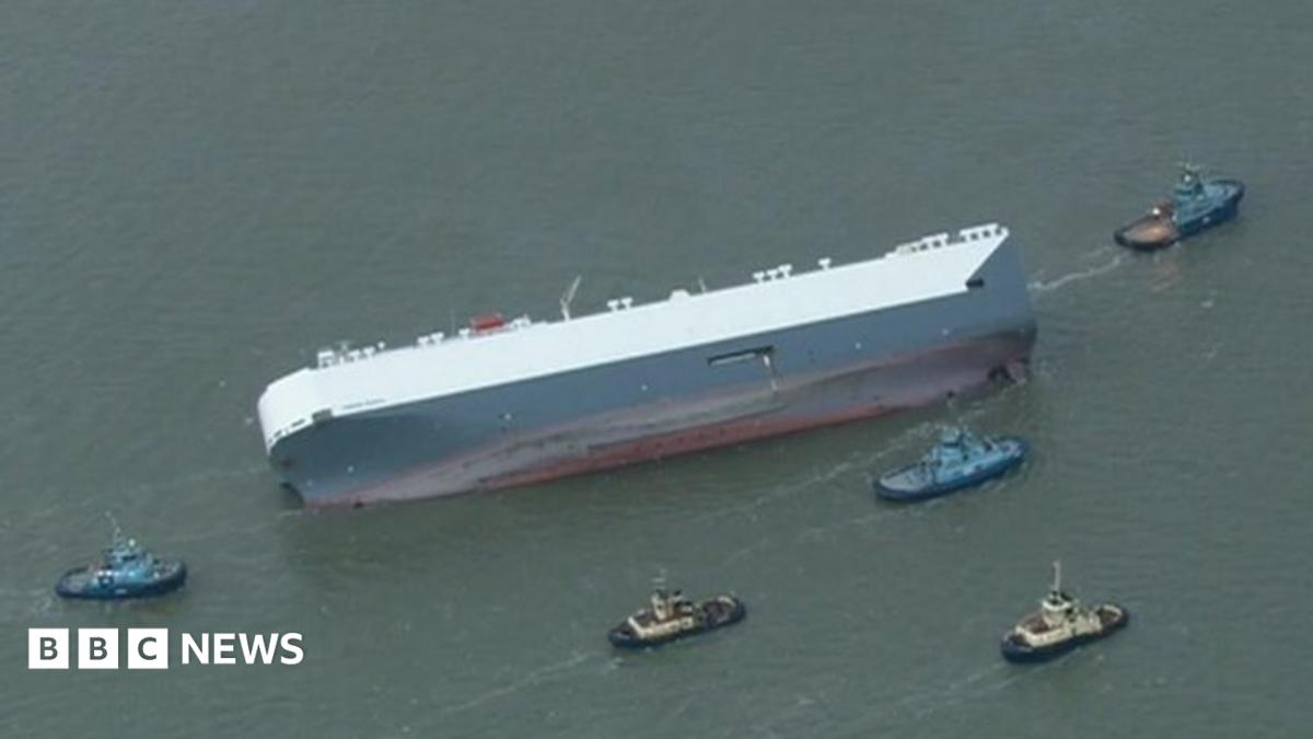 Cargo ship: High winds affect Hoegh Osaka salvage operation - BBC News