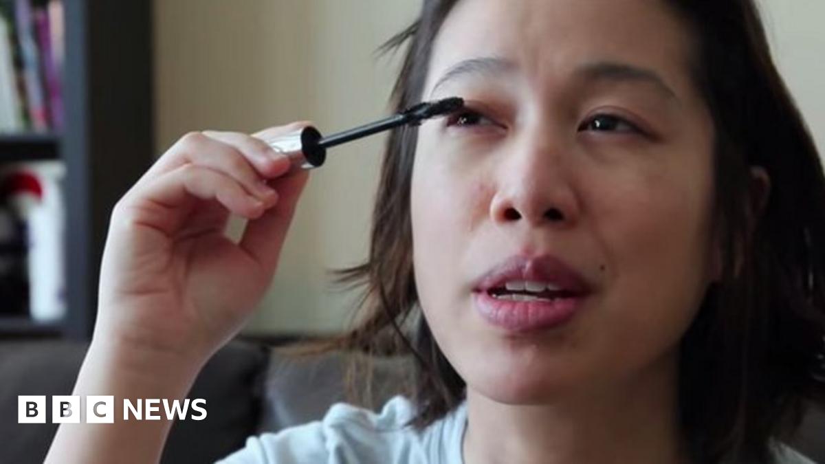 How do blind people put on their make-up? - BBC News