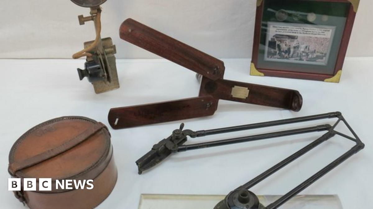 Dambusters 'bouncing bomb' sight sells for more than £41,000 - BBC News