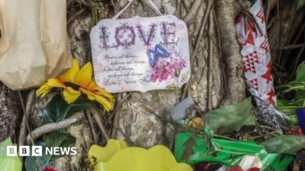 Australia child deaths: Thousands at Cairns funerals - BBC News