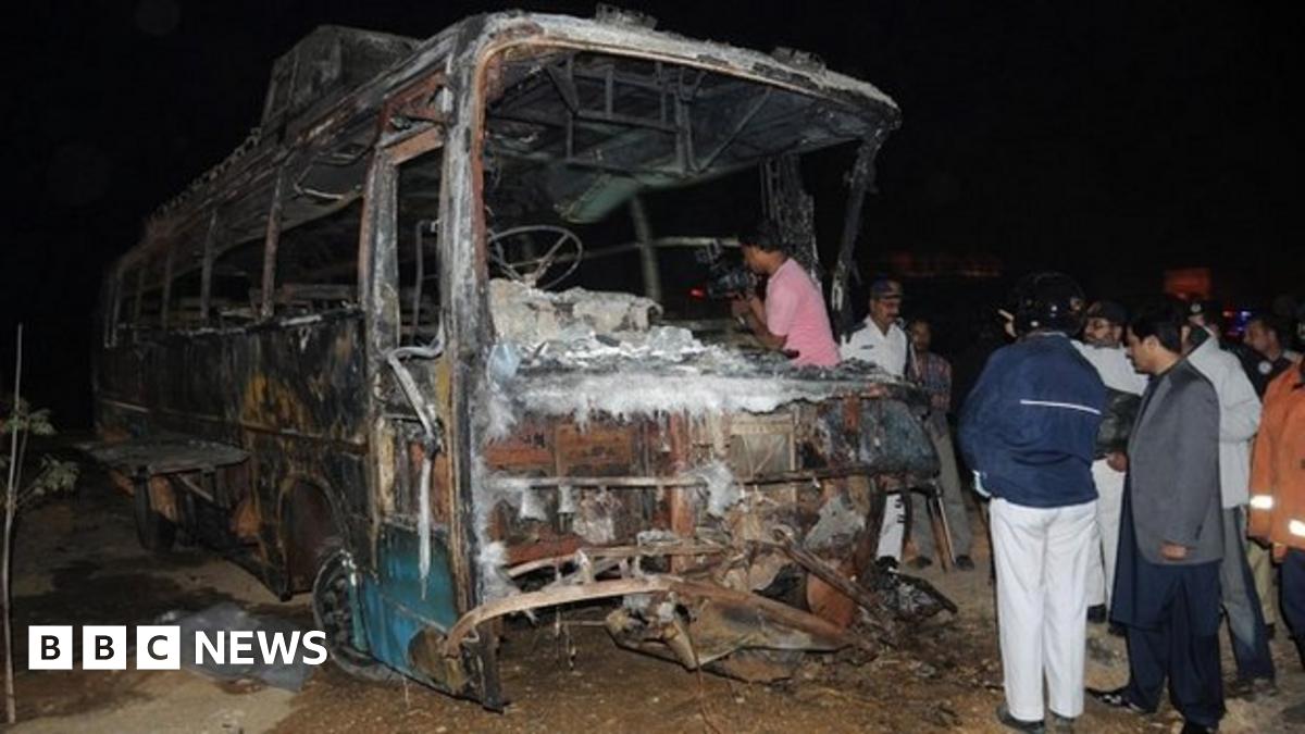 Dozens die in bus crash near Pakistani city of Karachi - BBC News