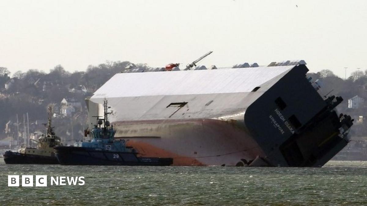 Cargo ship: Tug crashes into stricken Hoegh Osaka - BBC News