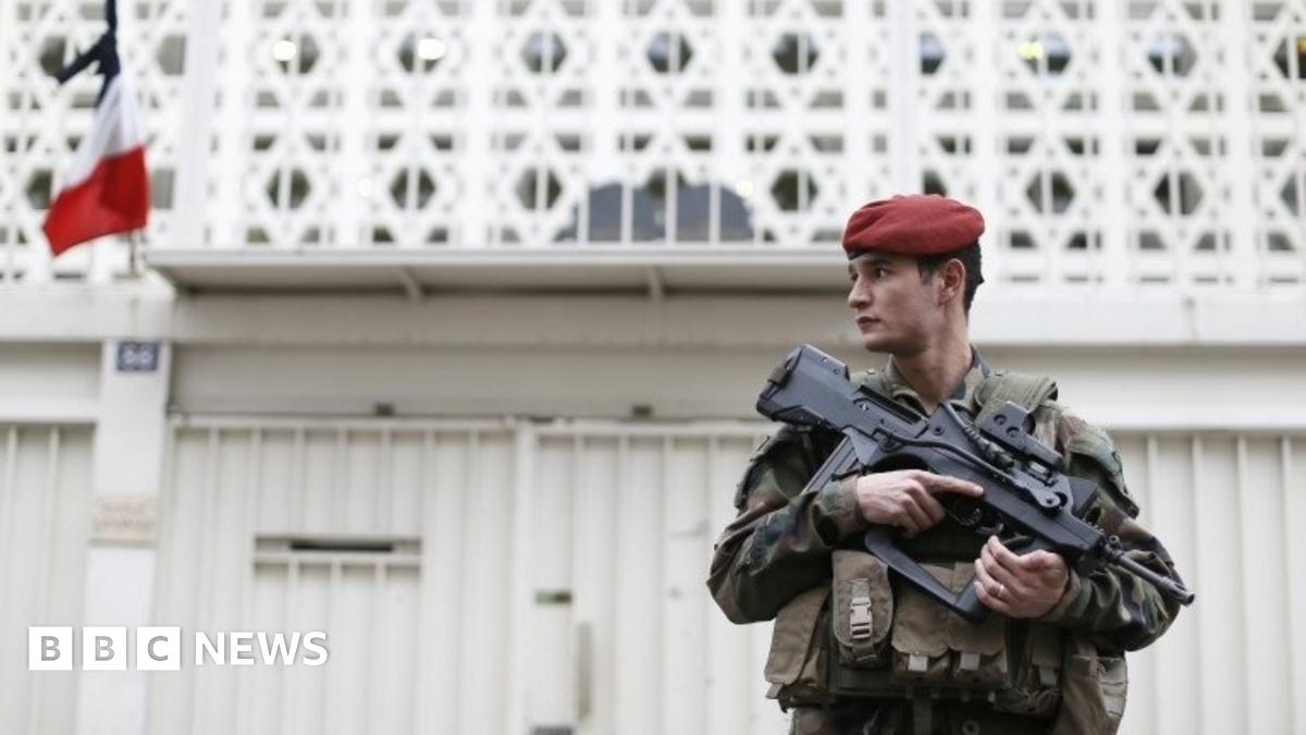 Paris attacks: France to deploy 10,000 troops - BBC News