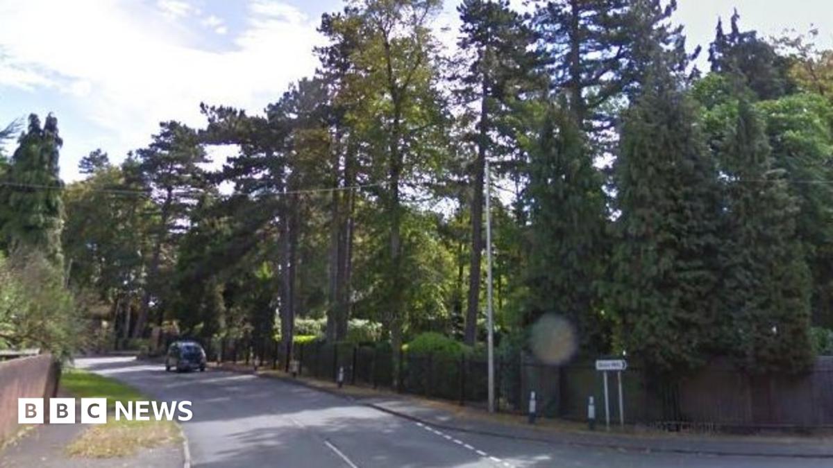 Man dies in car crash in Wolverly Road, Kidderminster - BBC News