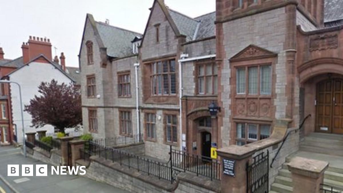 Bomb squad called to Colwyn Bay police station - BBC News