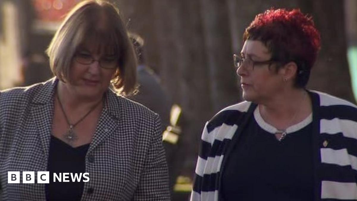 Relatives of IRA victims seek truth at On the Runs committee - BBC News