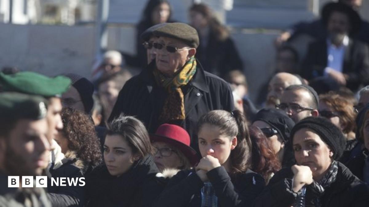 How do immigrants forge a sense of identity? - BBC News