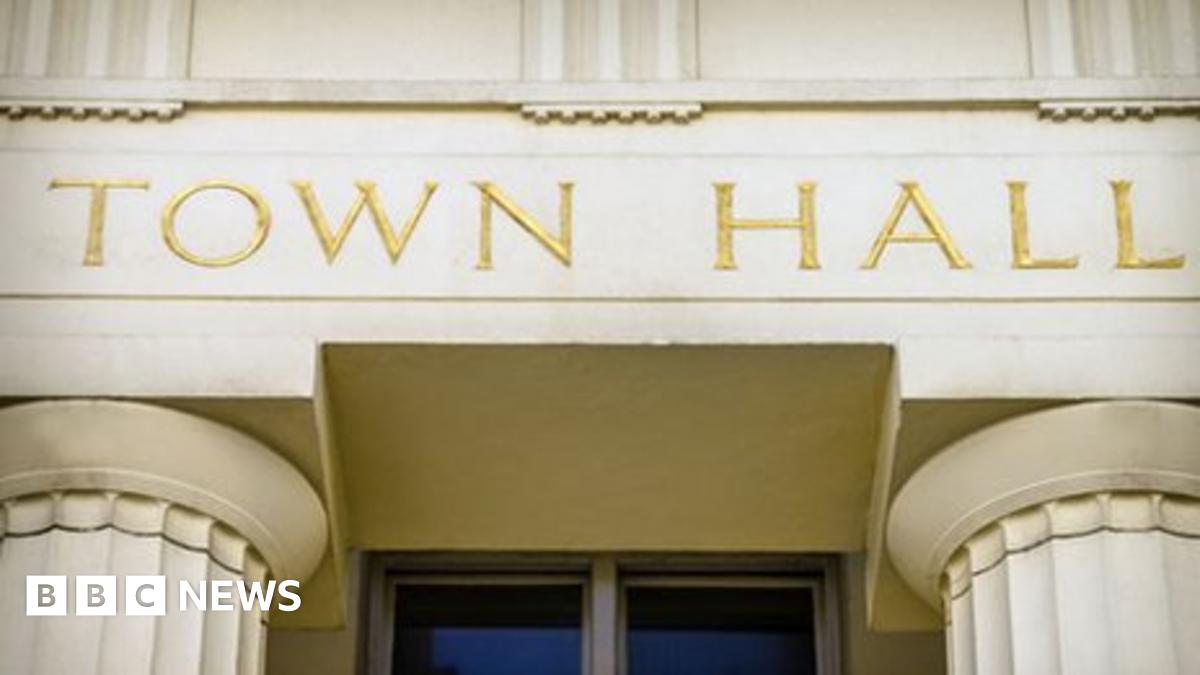 Cutting councillor numbers 'could damage democracy' - BBC News