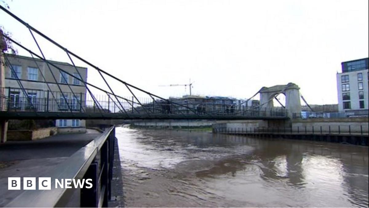 Bath's Victoria Bridge reopens after £3.4m repair work - BBC News