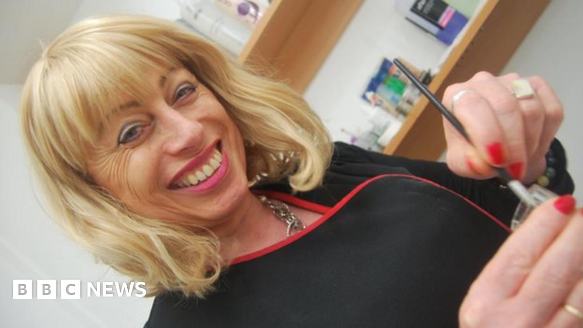 Families facing gender change challenges - BBC News