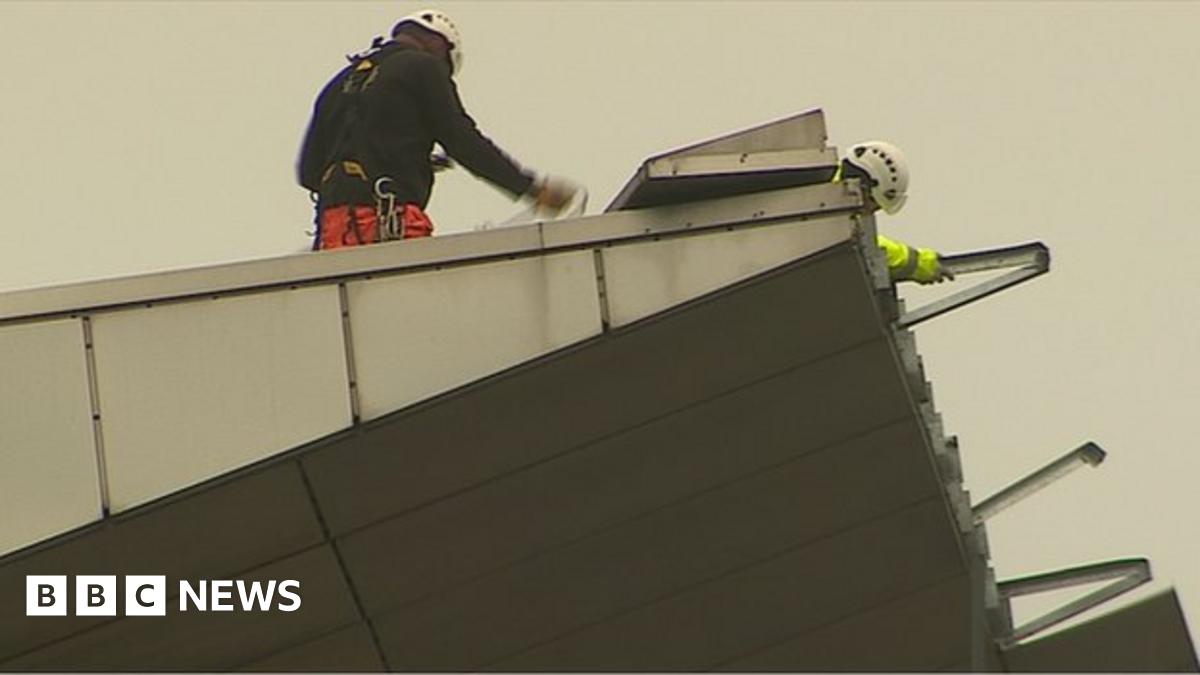 High winds cause power cuts in south west Scotland - BBC News