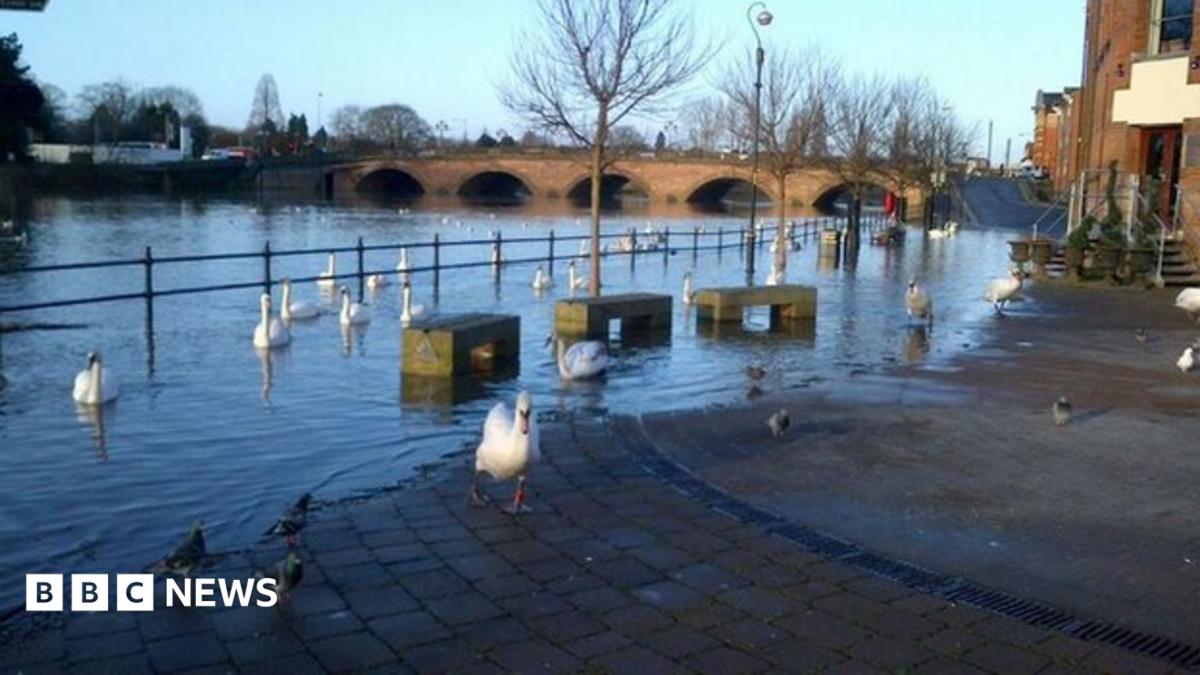 Flooding closes roads in Herefordshire and Worcestershire - BBC News