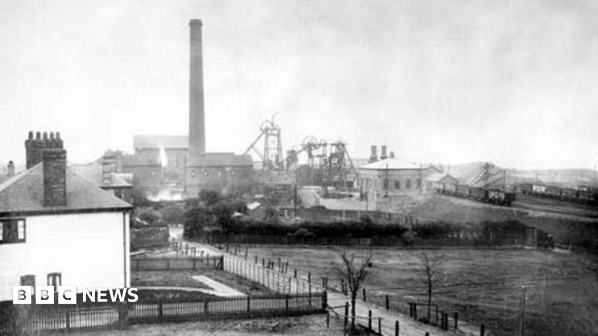 Burslem service marks Sneyd Pit disaster - BBC News