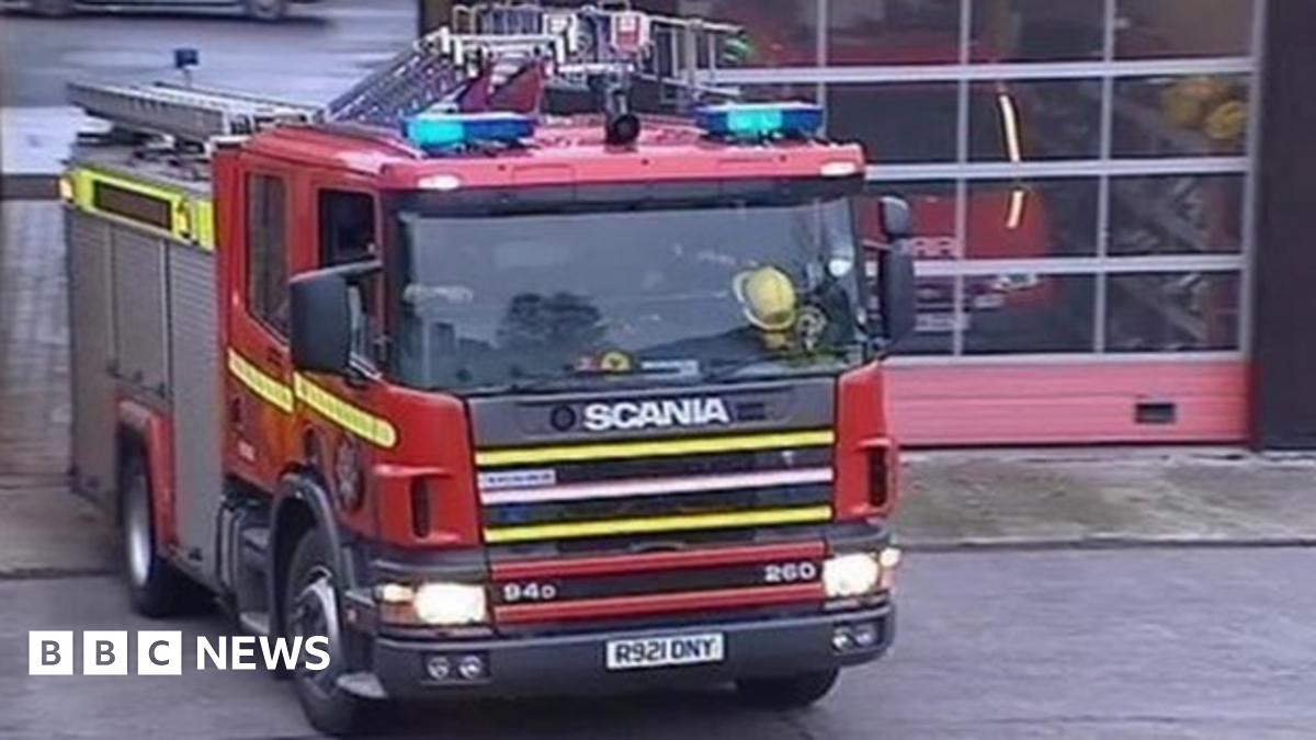 Man dies after east London flat fire - BBC News