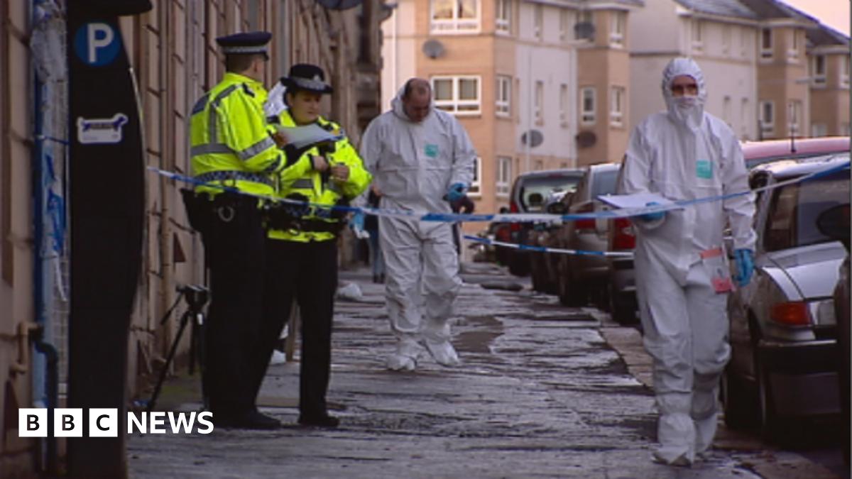 Death of man in Paisley treated as 'suspicious' - BBC News