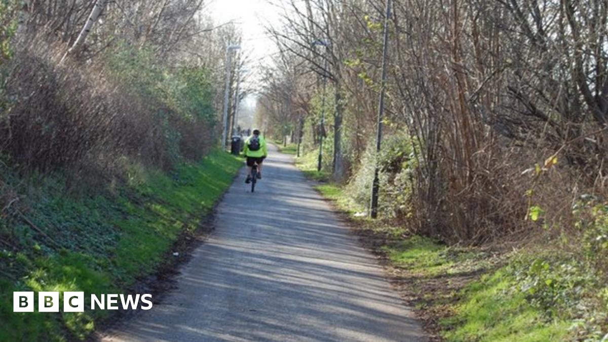 Warning over lack of gritting on cycle paths in Bristol - BBC News