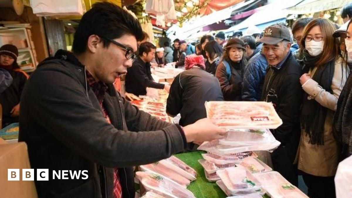 Japan to be year late in hitting inflation target - BBC News