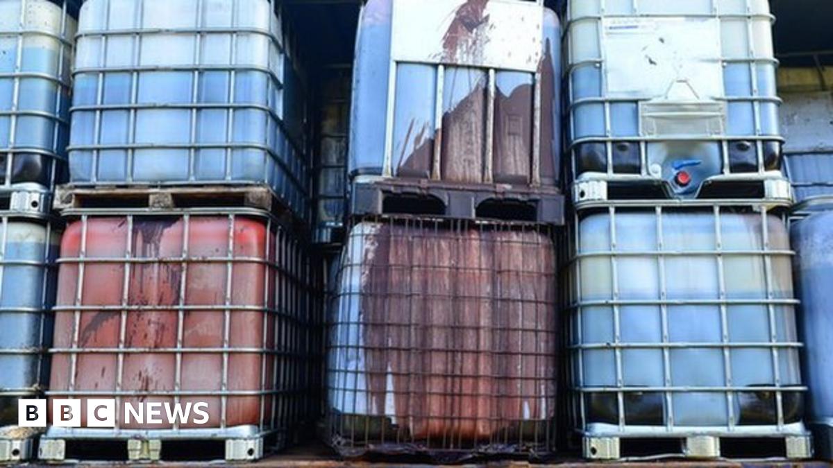 M1 motorway in County Louth: Toxic sludge leaking from trailer - BBC News