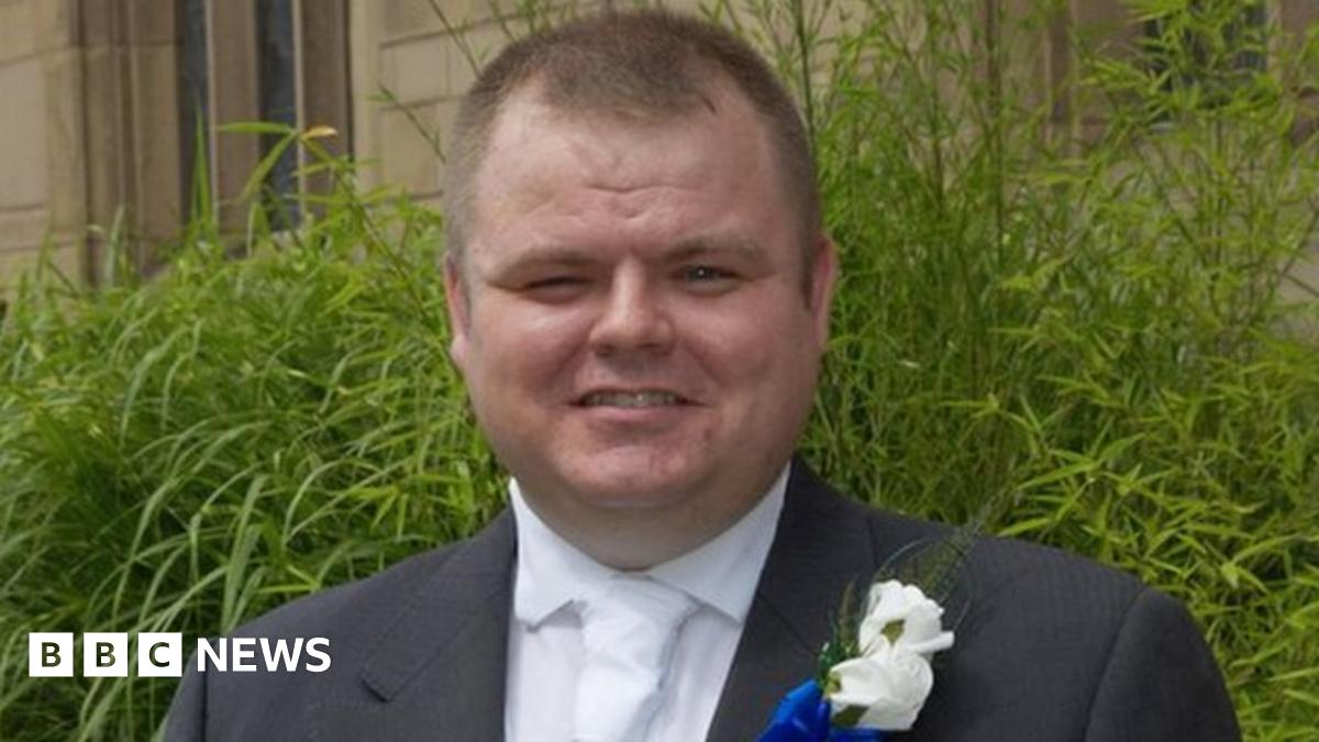 PC Neil Doyle killing: Rugby match held for policeman - BBC News