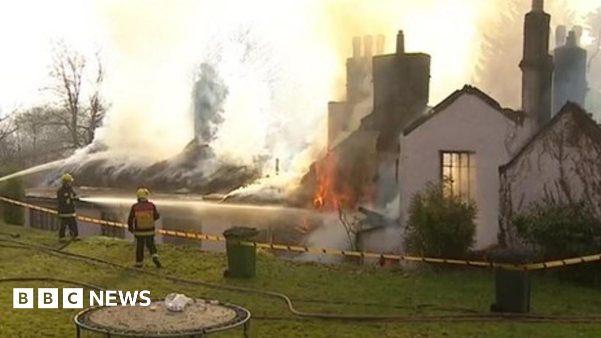 Fire destroys 17th Century thatched house - BBC News