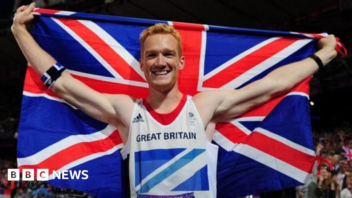 Olympic champion Greg Rutherford carries injured deer home - BBC News