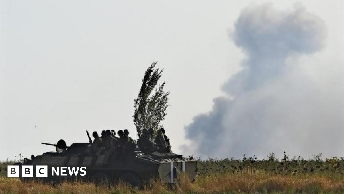 Rockets kill 30 in Mariupol as rebels launch offensive - BBC News
