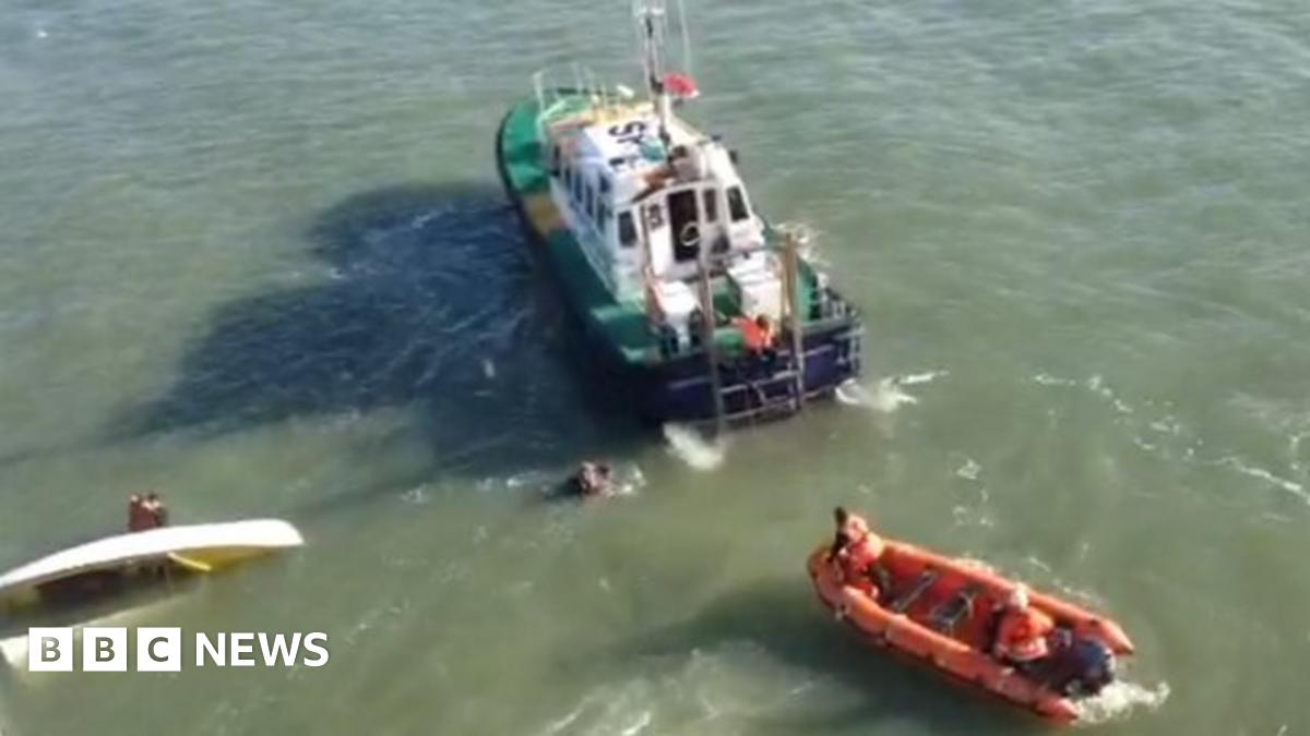 Red Funnel ferry aids Solent capsized boat crew rescue - BBC News
