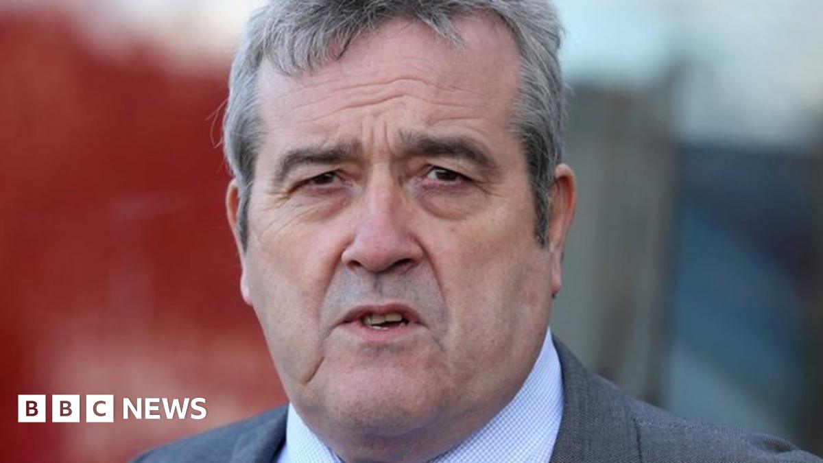 Midlothian Labour MP David Hamilton to stand down - BBC News