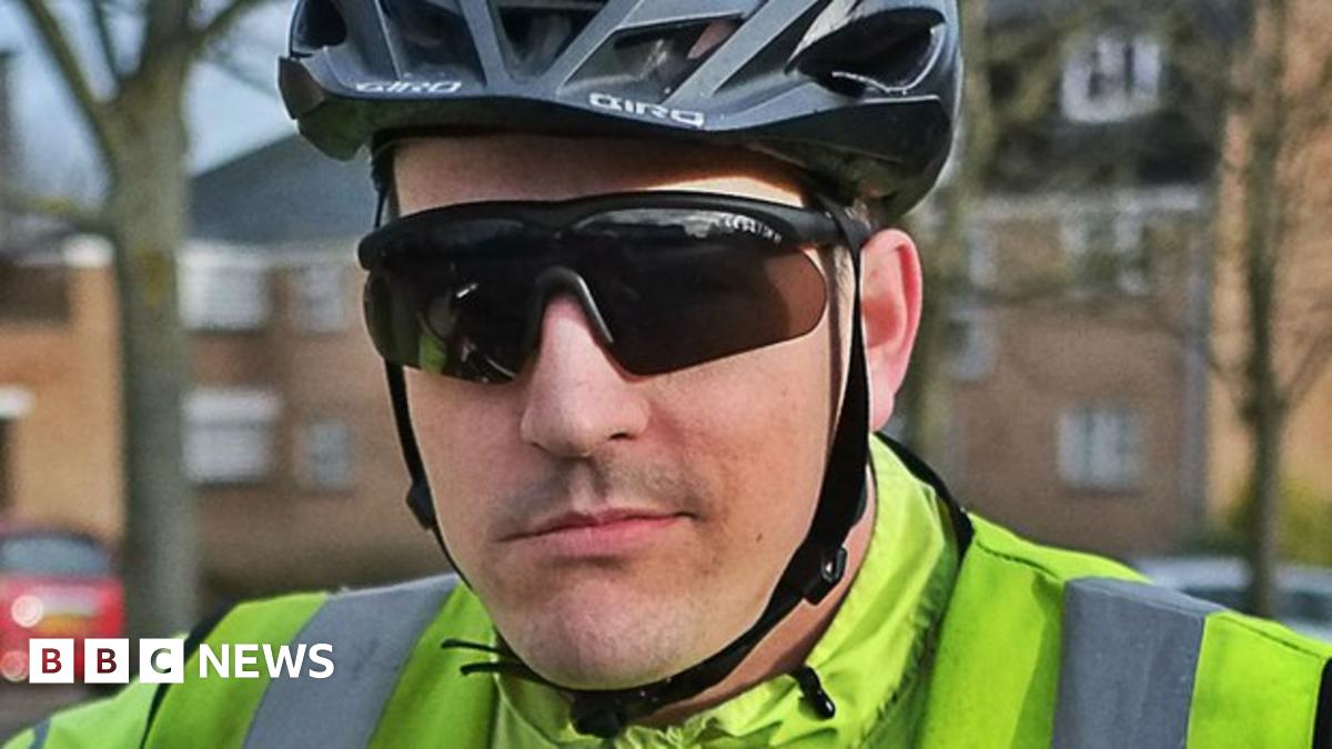 How Harlow bus driver Dave Sherry became a 'driving vigilante' - BBC News