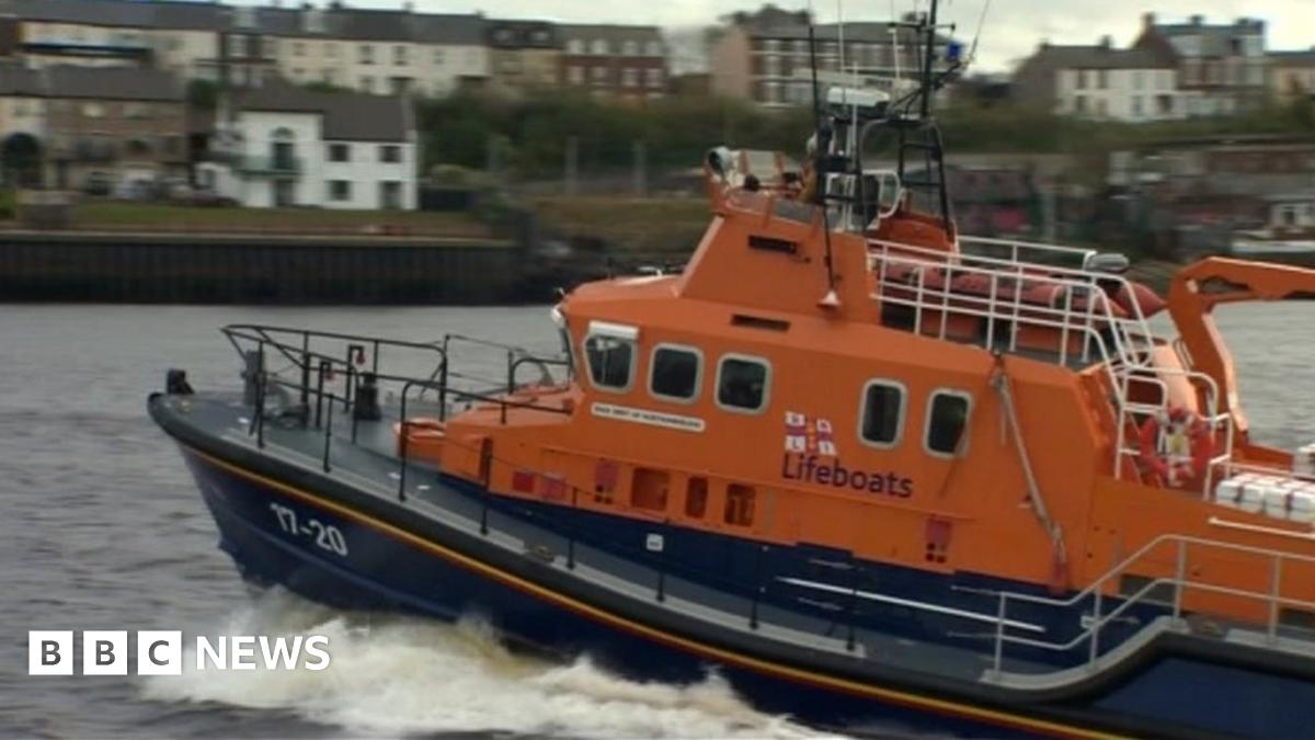 Six rescued from rip currents off Tynemouth coast - BBC News