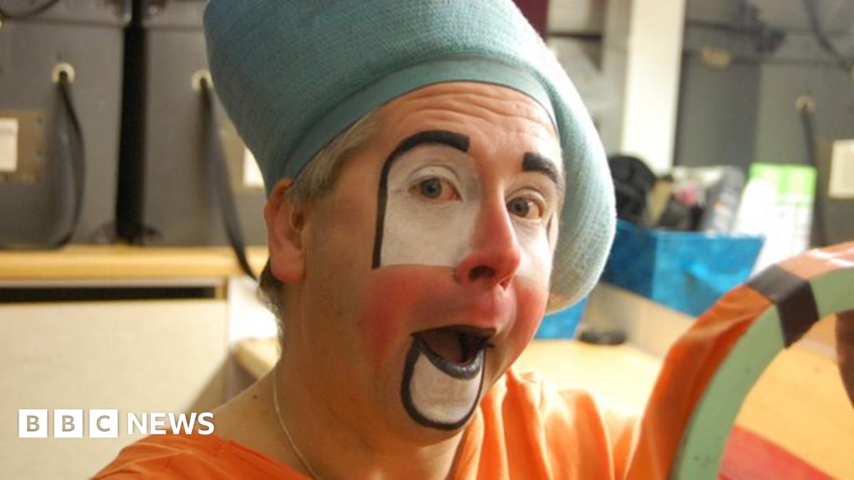 Who becomes a clown and why? - BBC News