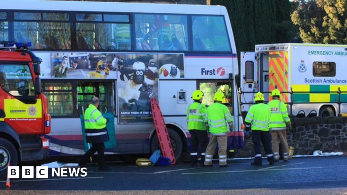 Passengers freed from wreckage of Stirling bus crash - BBC News