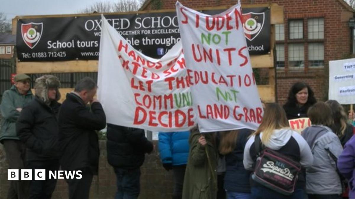 Parents protest over Oxted School academy plans - BBC News