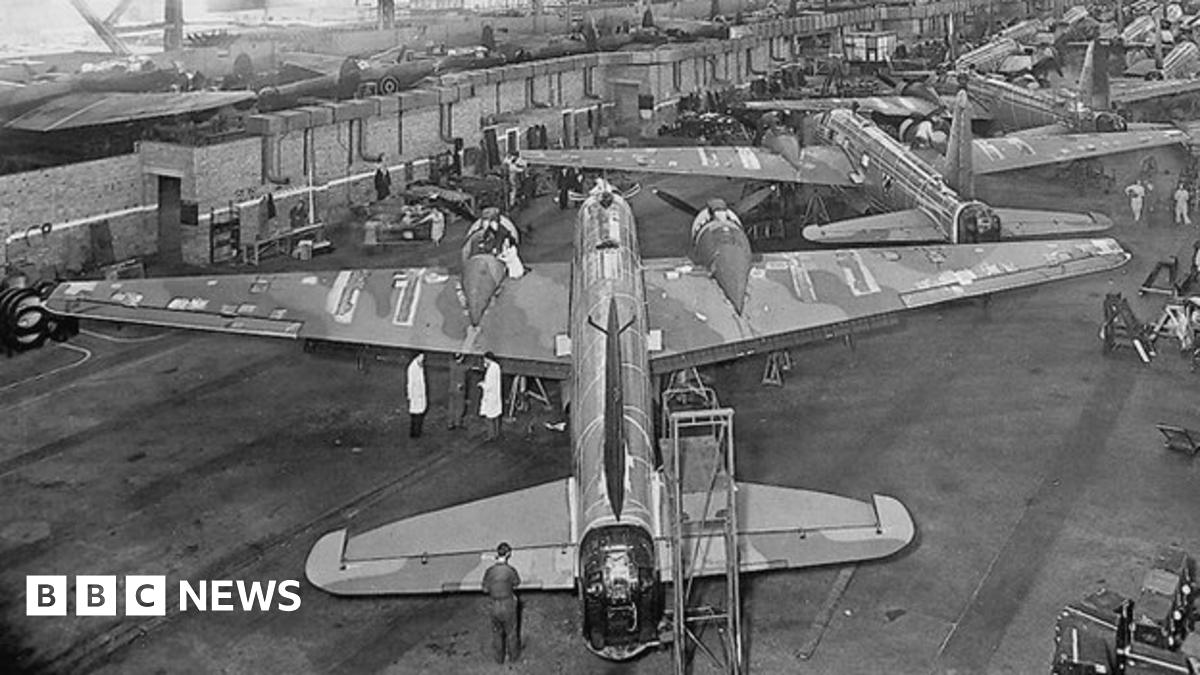 Airbus marks 75 years with photographic exhibition - BBC News