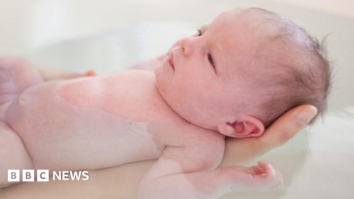 Baby bath-seat drowning risk warning - BBC News