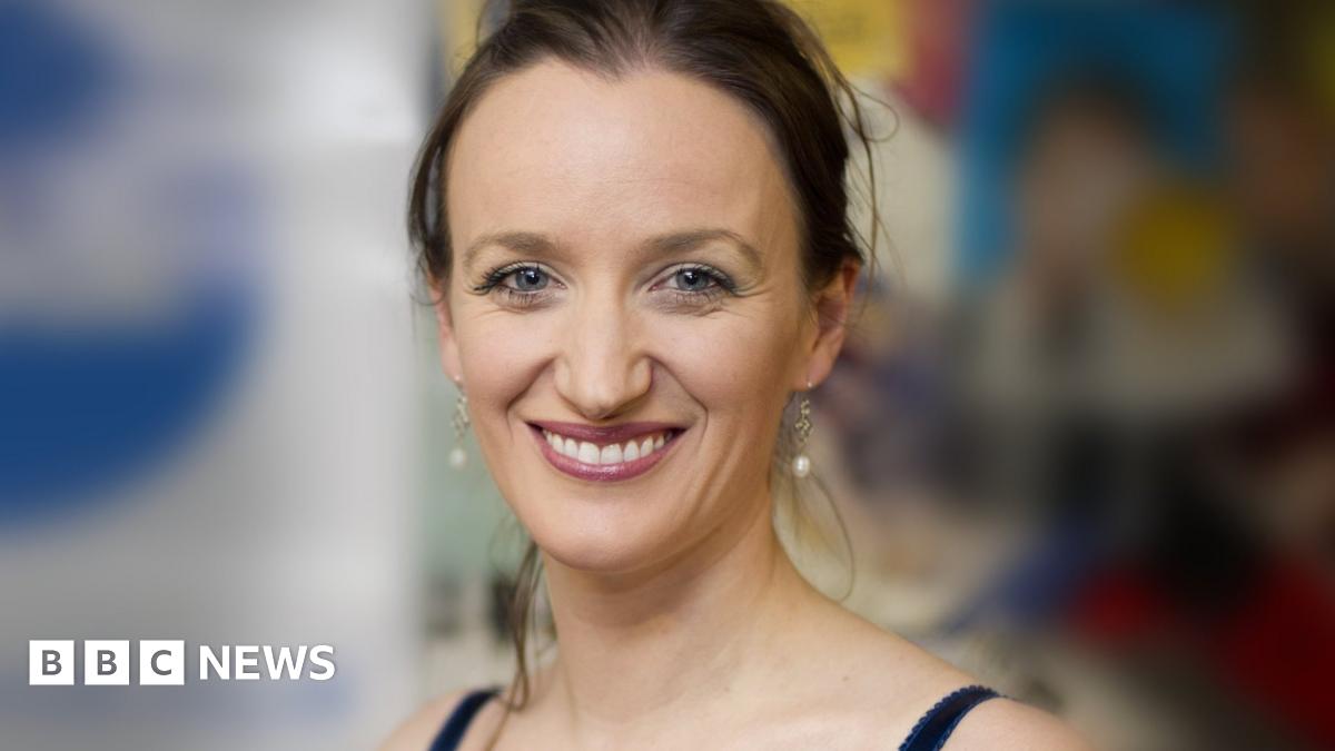 'Feminist' comedian claims uni gig pulled over 'feminist threat' - BBC News