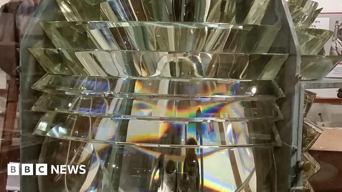 Little Ross lighthouse lens lights up Stewartry Museum - BBC News